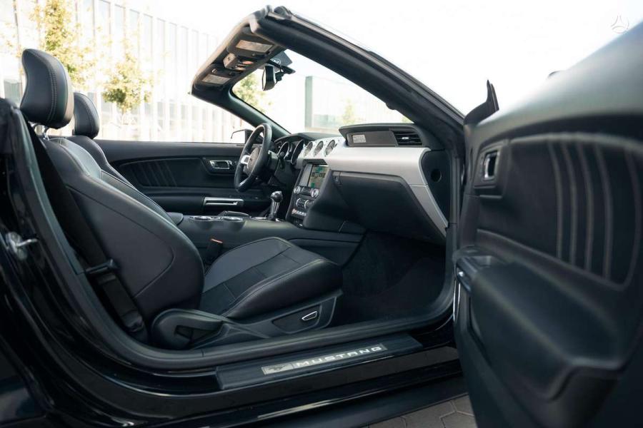 Black Ford Mustang 2016 in Vilnius, with an engine capacity of 2.26 L and mileage of 97 thousand km for 14999 €, photo 26 on AUTOMOTO.COM.LV
