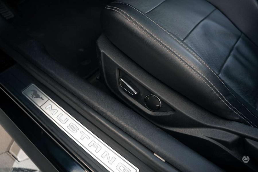 Black Ford Mustang 2016 in Vilnius, with an engine capacity of 2.26 L and mileage of 97 thousand km for 14999 €, photo 32 on AUTOMOTO.COM.LV