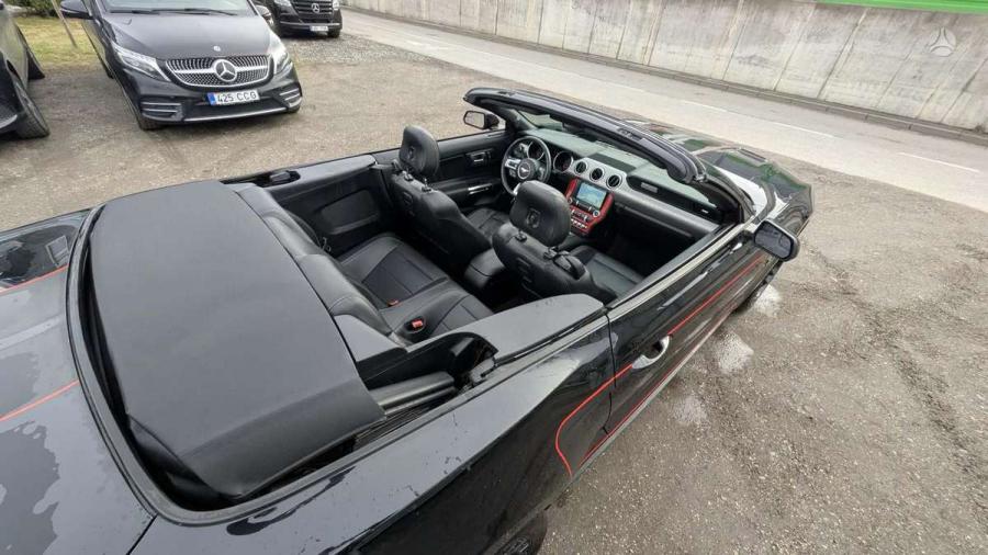 Melns Ford Mustang 2018 Tallina, ar dzinēja tilpumu 4.95 L un nobraukumu 176 tūkst. km par 32900 €, foto 4 vietnē AUTOMOTO.COM.LV