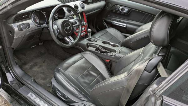 Melns Ford Mustang 2018 Tallina, ar dzinēja tilpumu 4.95 L un nobraukumu 176 tūkst. km par 32900 €, foto 8 vietnē AUTOMOTO.COM.LV