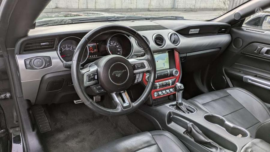 Melns Ford Mustang 2018 Tallina, ar dzinēja tilpumu 4.95 L un nobraukumu 176 tūkst. km par 32900 €, foto 12 vietnē AUTOMOTO.COM.LV
