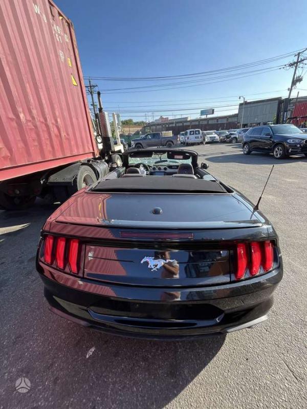 Black Ford Mustang 2018 in Kaunas, with an engine capacity of 2.30 L and mileage of 133 thousand km for 5500 €, photo 5 on AUTOMOTO.COM.LV