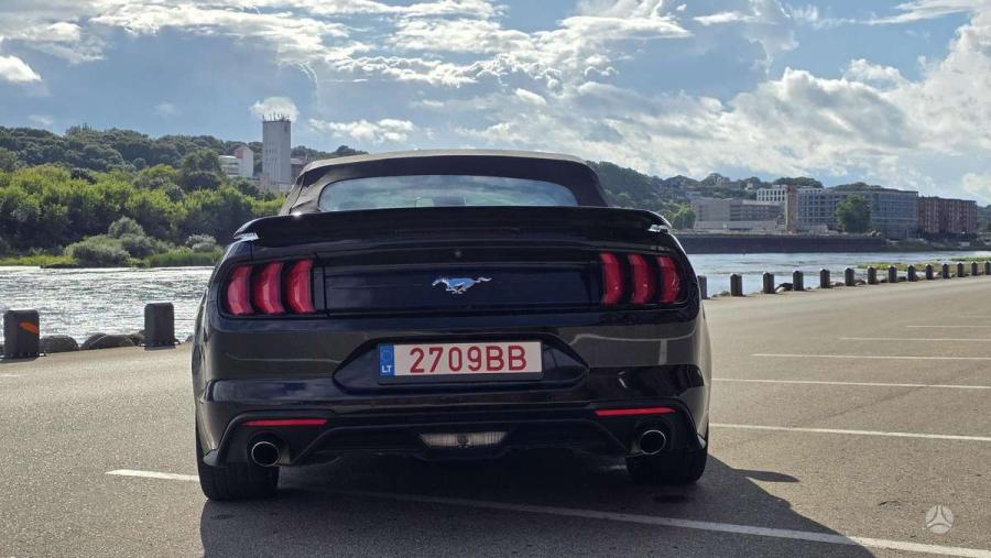 Black Ford Mustang 2018 in Kaunas, with an engine capacity of 2.25 L and mileage of 80 thousand km for 26000 €, photo 9 on AUTOMOTO.COM.LV