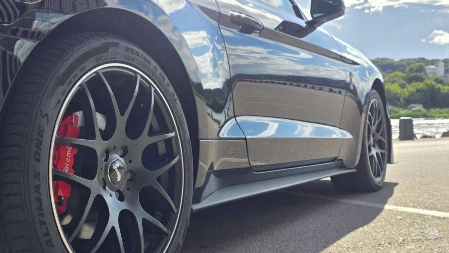 Black Ford Mustang 2018 in Kaunas, with an engine capacity of 2.25 L and mileage of 80 thousand km for 26000 €, photo 13 on AUTOMOTO.COM.LV