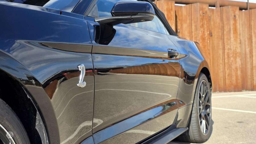 Black Ford Mustang 2018 in Kaunas, with an engine capacity of 2.25 L and mileage of 80 thousand km for 26000 €, photo 15 on AUTOMOTO.COM.LV