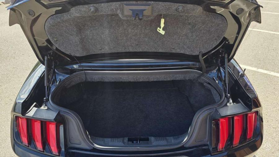 Black Ford Mustang 2018 in Kaunas, with an engine capacity of 2.25 L and mileage of 80 thousand km for 26000 €, photo 18 on AUTOMOTO.COM.LV
