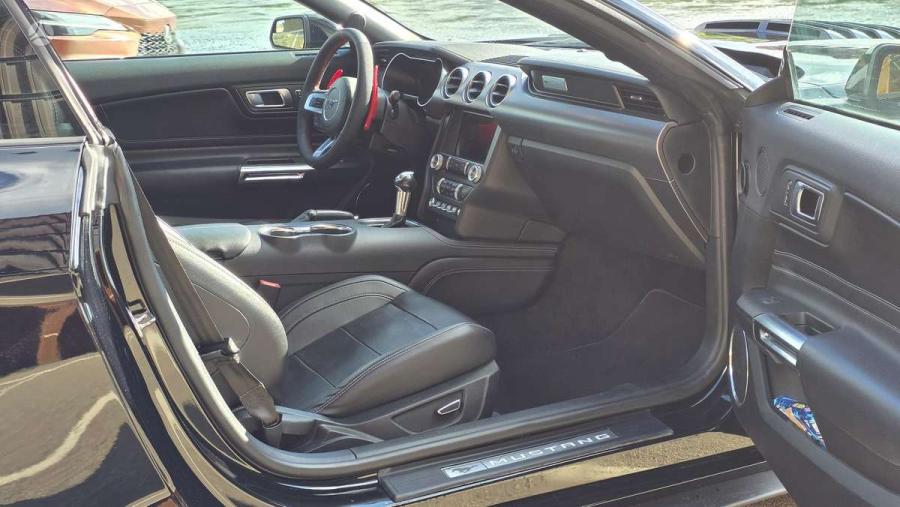 Black Ford Mustang 2018 in Kaunas, with an engine capacity of 2.25 L and mileage of 80 thousand km for 26000 €, photo 19 on AUTOMOTO.COM.LV