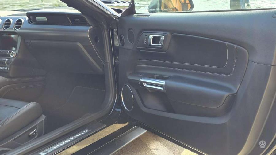 Black Ford Mustang 2018 in Kaunas, with an engine capacity of 2.25 L and mileage of 80 thousand km for 26000 €, photo 20 on AUTOMOTO.COM.LV