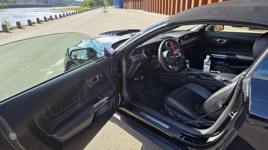 Black Ford Mustang 2018 in Kaunas, with an engine capacity of 2.25 L and mileage of 80 thousand km for 26000 €, photo 25 on AUTOMOTO.COM.LV