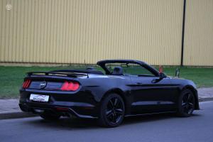 Black Ford Mustang 2019 in Vilnius, with an engine capacity of 5.00 L and mileage of 130 thousand km for 29990 €, photo 2 on AUTOMOTO.COM.LV