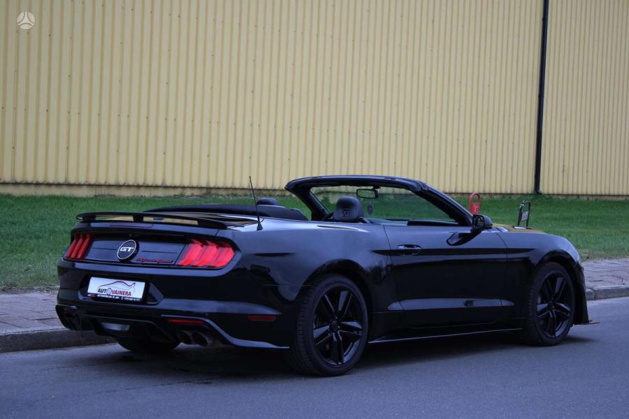 Black Ford Mustang 2019 in Vilnius, with an engine capacity of 5.00 L and mileage of 130 thousand km for 29990 €, photo 2 on AUTOMOTO.COM.LV