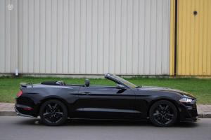 Black Ford Mustang 2019 in Vilnius, with an engine capacity of 5.00 L and mileage of 130 thousand km for 29990 €, photo 3 on AUTOMOTO.COM.LV