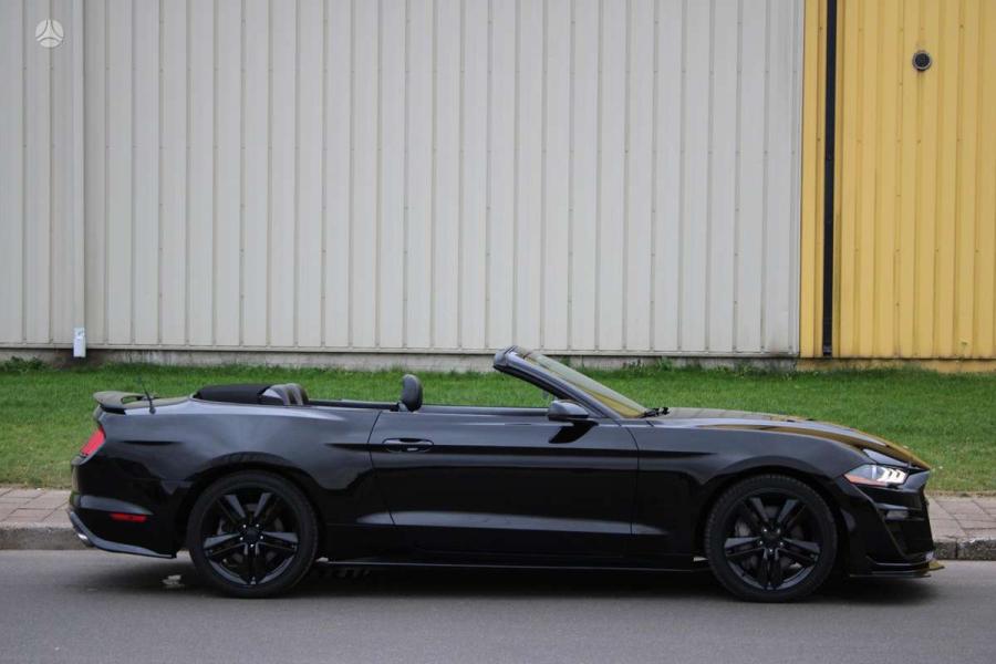 Black Ford Mustang 2019 in Vilnius, with an engine capacity of 5.00 L and mileage of 130 thousand km for 29990 €, photo 3 on AUTOMOTO.COM.LV
