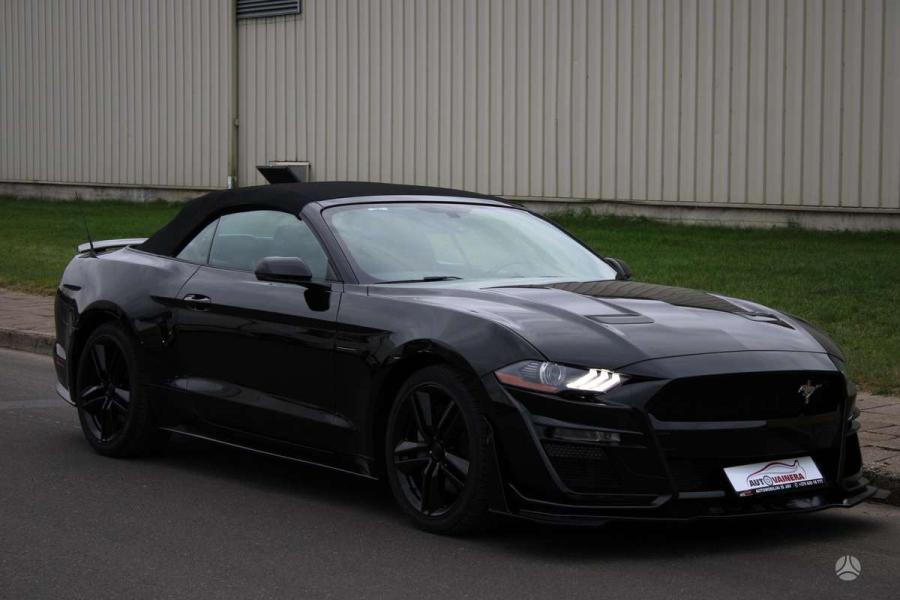 Black Ford Mustang 2019 in Vilnius, with an engine capacity of 5.00 L and mileage of 130 thousand km for 29990 €, photo 5 on AUTOMOTO.COM.LV