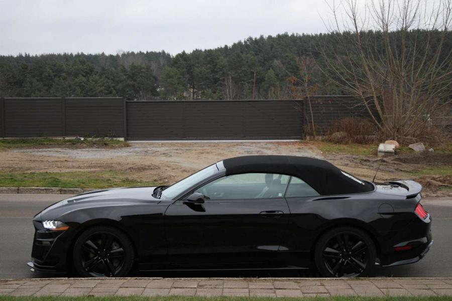 Black Ford Mustang 2019 in Vilnius, with an engine capacity of 5.00 L and mileage of 130 thousand km for 29990 €, photo 8 on AUTOMOTO.COM.LV