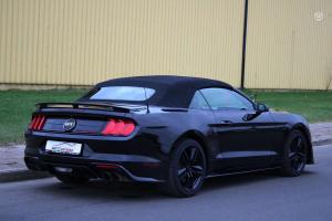 Black Ford Mustang 2019 in Vilnius, with an engine capacity of 5.00 L and mileage of 130 thousand km for 29990 €, photo 11 on AUTOMOTO.COM.LV