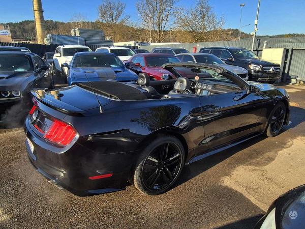 Black Ford Mustang 2019 in Vilnius, with an engine capacity of 5.00 L and mileage of 130 thousand km for 28999 €, photo 3 on AUTOMOTO.COM.LV