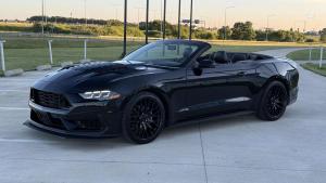 Melns Ford Mustang 2019 Klaipėda, ar dzinēja tilpumu 2.25 L un nobraukumu 97 tūkst. km par 23990 €, foto 3 vietnē AUTOMOTO.COM.LV