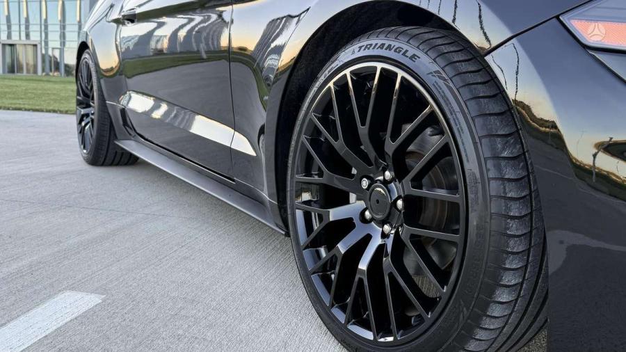 Melns Ford Mustang 2019 Klaipėda, ar dzinēja tilpumu 2.25 L un nobraukumu 97 tūkst. km par 23990 €, foto 14 vietnē AUTOMOTO.COM.LV