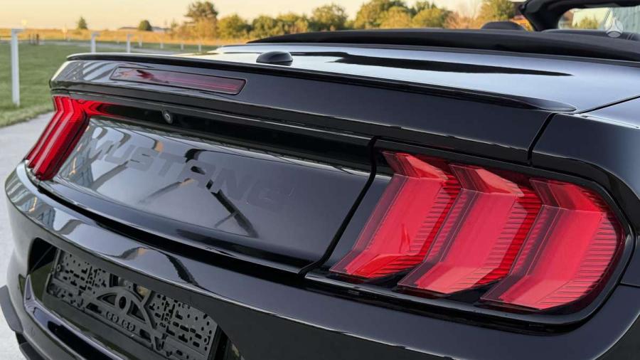 Melns Ford Mustang 2019 Klaipėda, ar dzinēja tilpumu 2.25 L un nobraukumu 97 tūkst. km par 23990 €, foto 16 vietnē AUTOMOTO.COM.LV