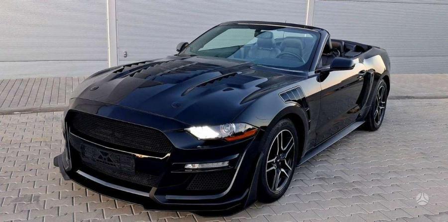 Black Ford Mustang 2019 in Kretinga, with an engine capacity of 2.25 L and mileage of 80 thousand km for 20999 €, photo 1 on AUTOMOTO.COM.LV