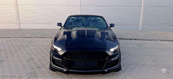 Black Ford Mustang 2019 in Kretinga, with an engine capacity of 2.25 L and mileage of 80 thousand km for 20999 €, photo 2 on AUTOMOTO.COM.LV