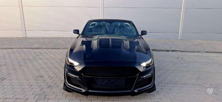 Black Ford Mustang 2019 in Kretinga, with an engine capacity of 2.25 L and mileage of 80 thousand km for 20999 €, photo 3 on AUTOMOTO.COM.LV