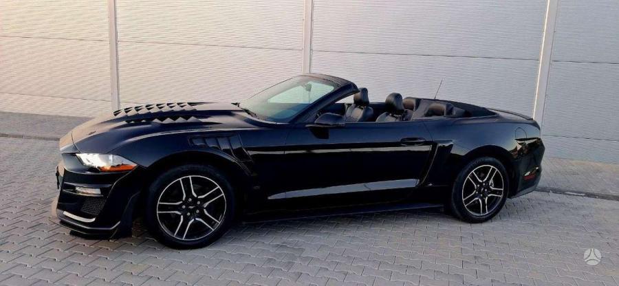 Black Ford Mustang 2019 in Kretinga, with an engine capacity of 2.25 L and mileage of 80 thousand km for 20999 €, photo 4 on AUTOMOTO.COM.LV