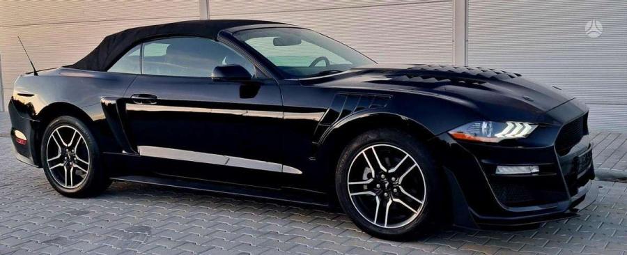 Black Ford Mustang 2019 in Kretinga, with an engine capacity of 2.25 L and mileage of 80 thousand km for 20999 €, photo 8 on AUTOMOTO.COM.LV
