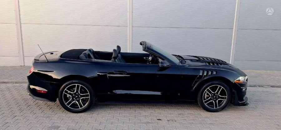 Black Ford Mustang 2019 in Kretinga, with an engine capacity of 2.25 L and mileage of 80 thousand km for 20999 €, photo 14 on AUTOMOTO.COM.LV