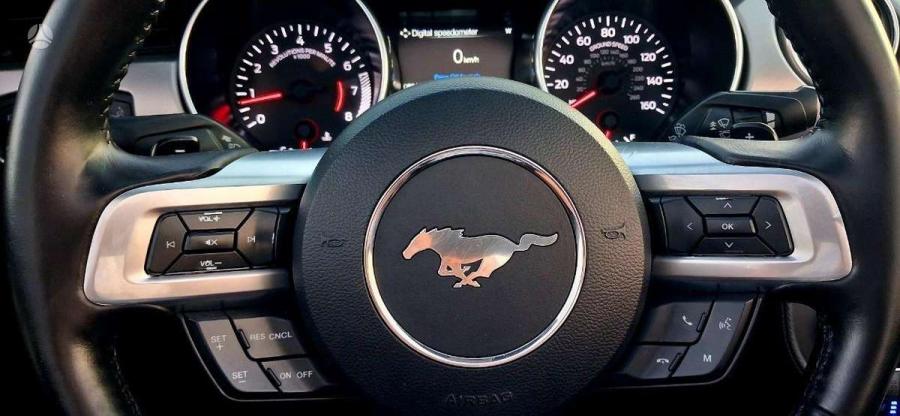 Black Ford Mustang 2019 in Kretinga, with an engine capacity of 2.25 L and mileage of 80 thousand km for 20999 €, photo 19 on AUTOMOTO.COM.LV