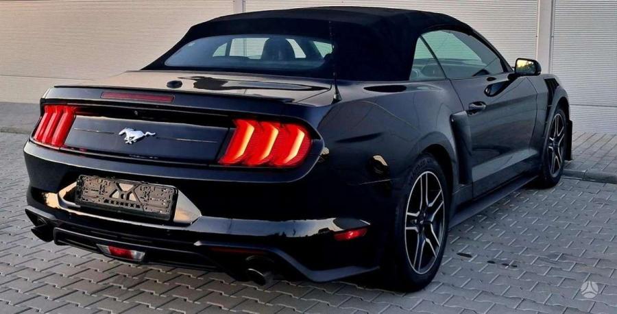 Black Ford Mustang 2019 in Kretinga, with an engine capacity of 2.25 L and mileage of 80 thousand km for 20999 €, photo 26 on AUTOMOTO.COM.LV