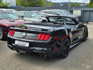 Black Ford Mustang 2019 in Vilnius, with an engine capacity of 5.00 L and mileage of 130 thousand km for 28999 €, photo 7 on AUTOMOTO.COM.LV