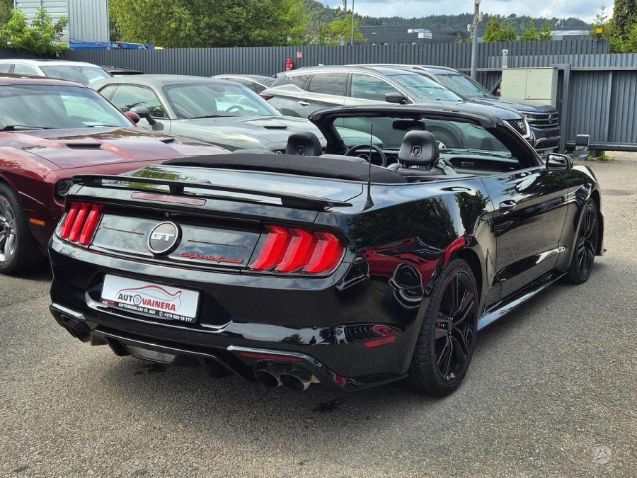 Black Ford Mustang 2019 in Vilnius, with an engine capacity of 5.00 L and mileage of 130 thousand km for 28999 €, photo 7 on AUTOMOTO.COM.LV