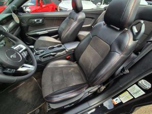 Black Ford Mustang 2019 in Vilnius, with an engine capacity of 5.00 L and mileage of 130 thousand km for 28999 €, photo 12 on AUTOMOTO.COM.LV