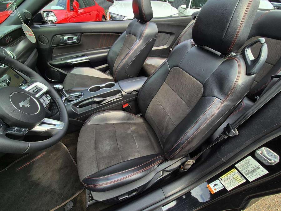 Black Ford Mustang 2019 in Vilnius, with an engine capacity of 5.00 L and mileage of 130 thousand km for 28999 €, photo 12 on AUTOMOTO.COM.LV