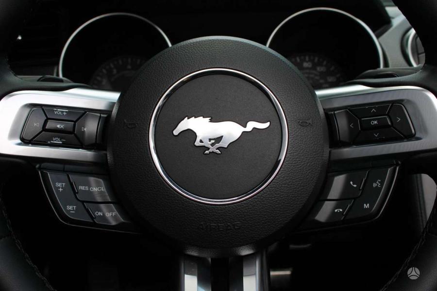 Black Ford Mustang 2019 in Vilnius, with an engine capacity of 5.00 L and mileage of 130 thousand km for 28999 €, photo 19 on AUTOMOTO.COM.LV