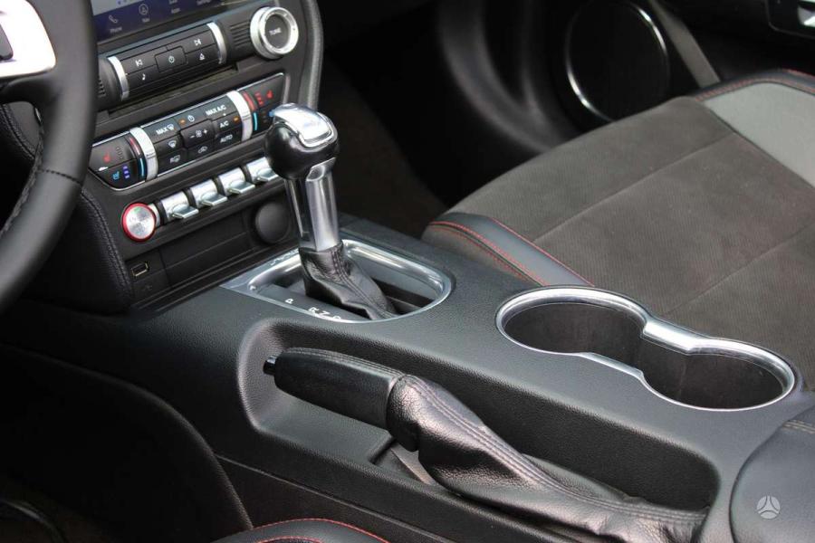 Black Ford Mustang 2019 in Vilnius, with an engine capacity of 5.00 L and mileage of 130 thousand km for 28999 €, photo 26 on AUTOMOTO.COM.LV