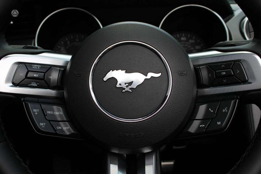 Black Ford Mustang 2019 in Vilnius, with an engine capacity of 5.00 L and mileage of 130 thousand km for 28999 €, photo 19 on AUTOMOTO.COM.LV