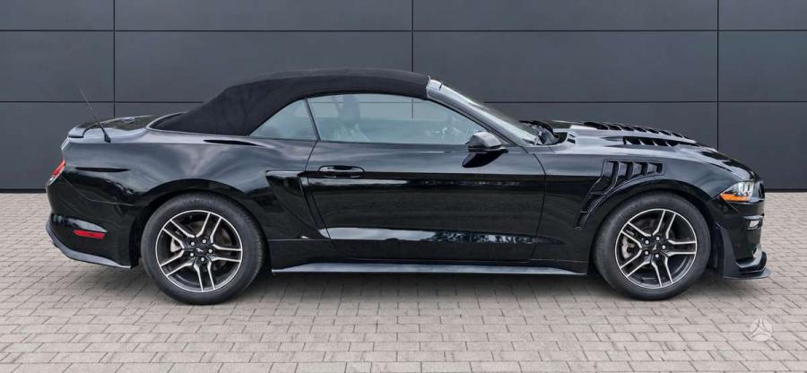 Melns Ford Mustang 2019 Klaipėda, ar dzinēja tilpumu 2.25 L un nobraukumu 81 tūkst. km par 17499 €, foto 5 vietnē AUTOMOTO.COM.LV
