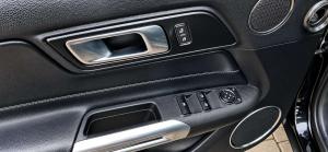 Melns Ford Mustang 2019 Klaipėda, ar dzinēja tilpumu 2.25 L un nobraukumu 81 tūkst. km par 17499 €, foto 18 vietnē AUTOMOTO.COM.LV