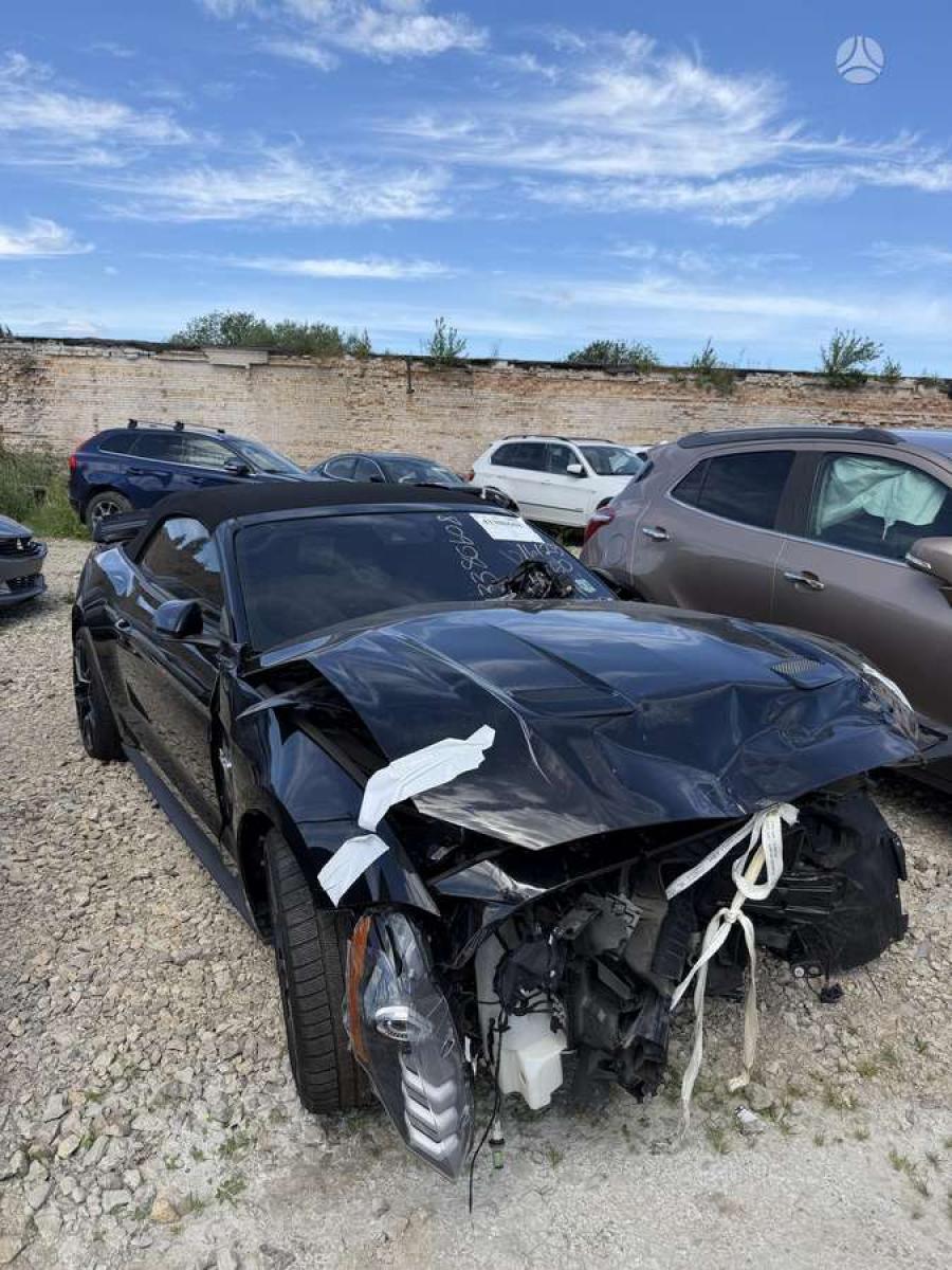 Melns Ford Mustang 2020 Šauļi, ar dzinēja tilpumu 4.95 L un nobraukumu 87 tūkst. km par 18100 €, foto 3 vietnē AUTOMOTO.COM.LV