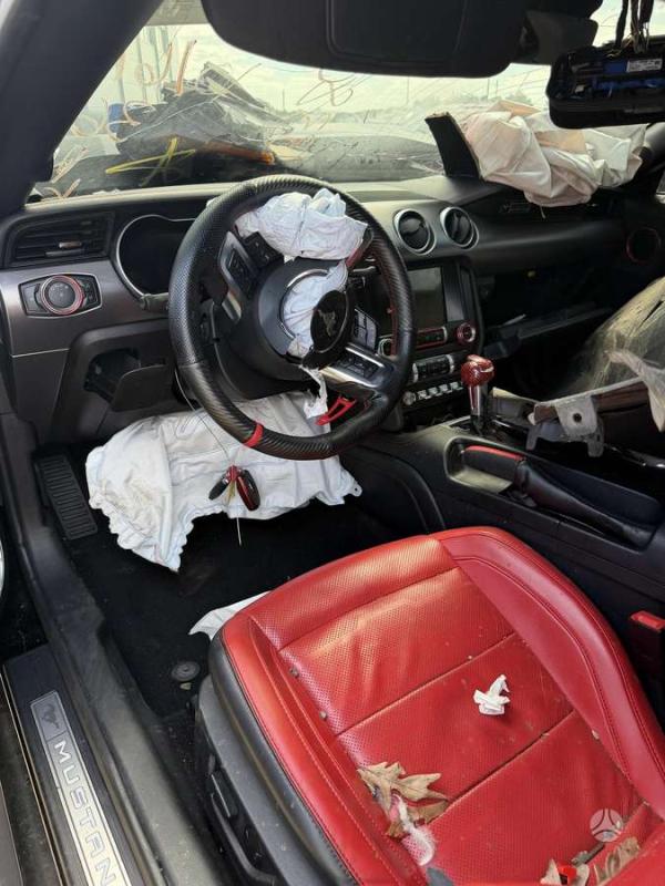 Melns Ford Mustang 2020 Šauļi, ar dzinēja tilpumu 4.95 L un nobraukumu 87 tūkst. km par 18100 €, foto 9 vietnē AUTOMOTO.COM.LV