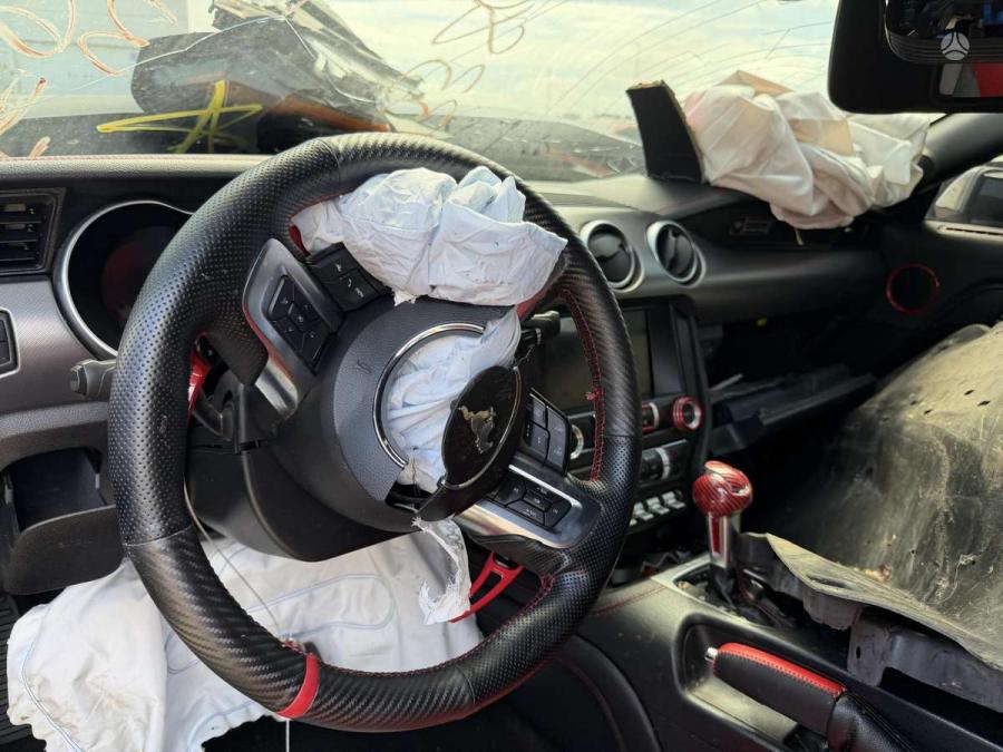 Melns Ford Mustang 2020 Šauļi, ar dzinēja tilpumu 4.95 L un nobraukumu 87 tūkst. km par 18100 €, foto 11 vietnē AUTOMOTO.COM.LV