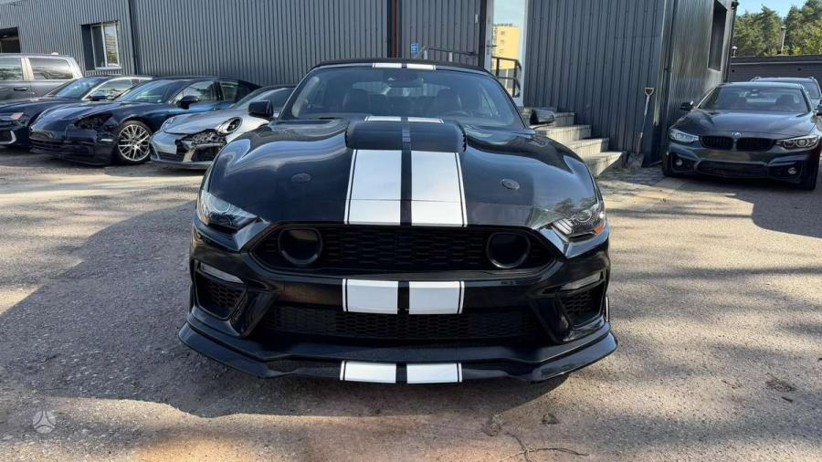 Black Ford Mustang 2023 in Ukmerge, with an engine capacity of 2.25 L and mileage of 58 thousand km for 28499 €, photo 3 on AUTOMOTO.COM.LV
