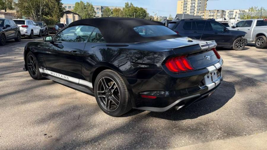Black Ford Mustang 2023 in Ukmerge, with an engine capacity of 2.25 L and mileage of 58 thousand km for 28499 €, photo 6 on AUTOMOTO.COM.LV