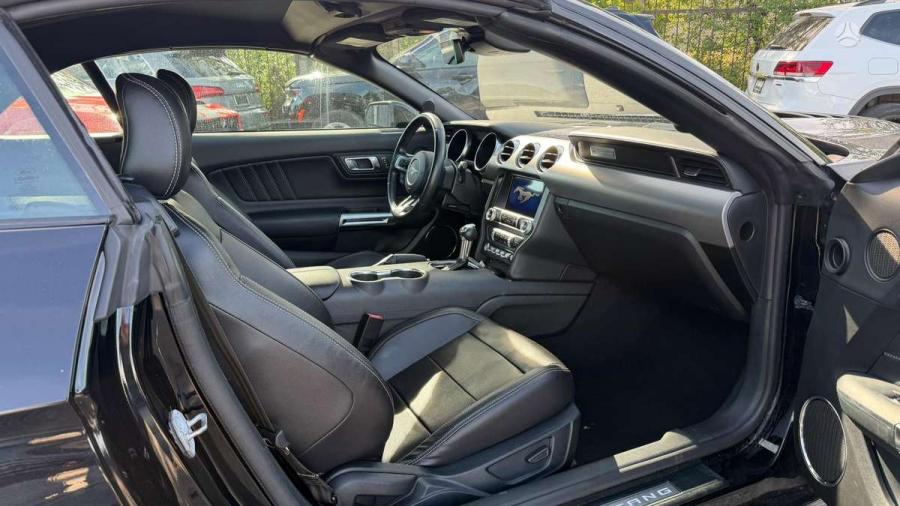 Black Ford Mustang 2023 in Ukmerge, with an engine capacity of 2.25 L and mileage of 58 thousand km for 28499 €, photo 13 on AUTOMOTO.COM.LV