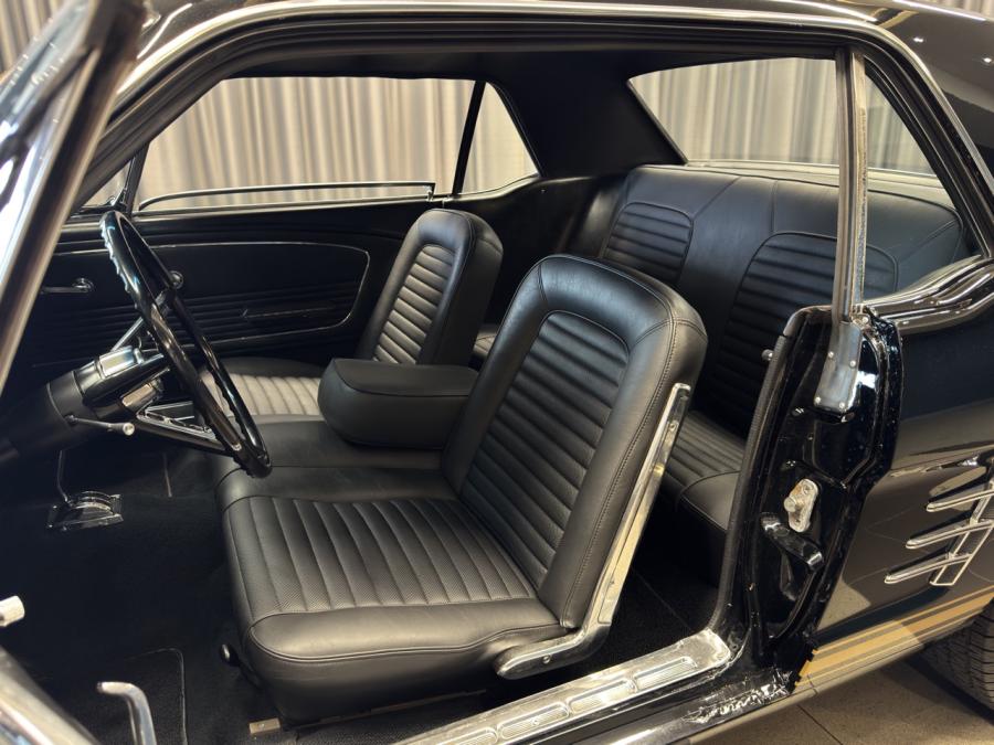 Black Ford Mustang 1966 in Riga, with an engine capacity of 4.70 L and mileage of 56 thousand km for 45000 €, photo 8 on AUTOMOTO.COM.LV