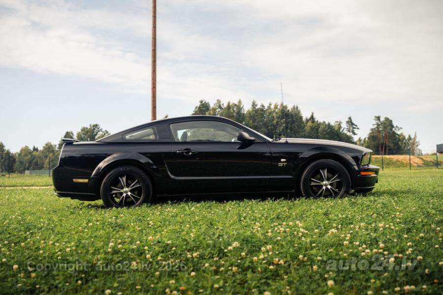 Black Ford Mustang 2009 in Viljandi, with an engine capacity of 4.60 L and mileage of 82 thousand km for 14500 €, photo 1 on AUTOMOTO.COM.LV