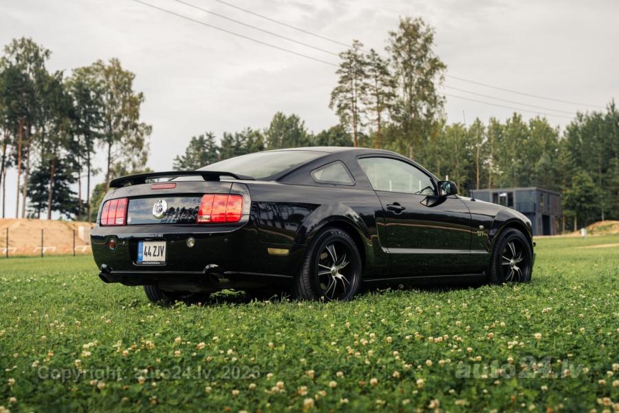 Black Ford Mustang 2009 in Viljandi, with an engine capacity of 4.60 L and mileage of 82 thousand km for 14500 €, photo 6 on AUTOMOTO.COM.LV